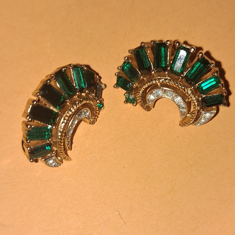 Vintage Signed Crown Trifari Earrings - Gem